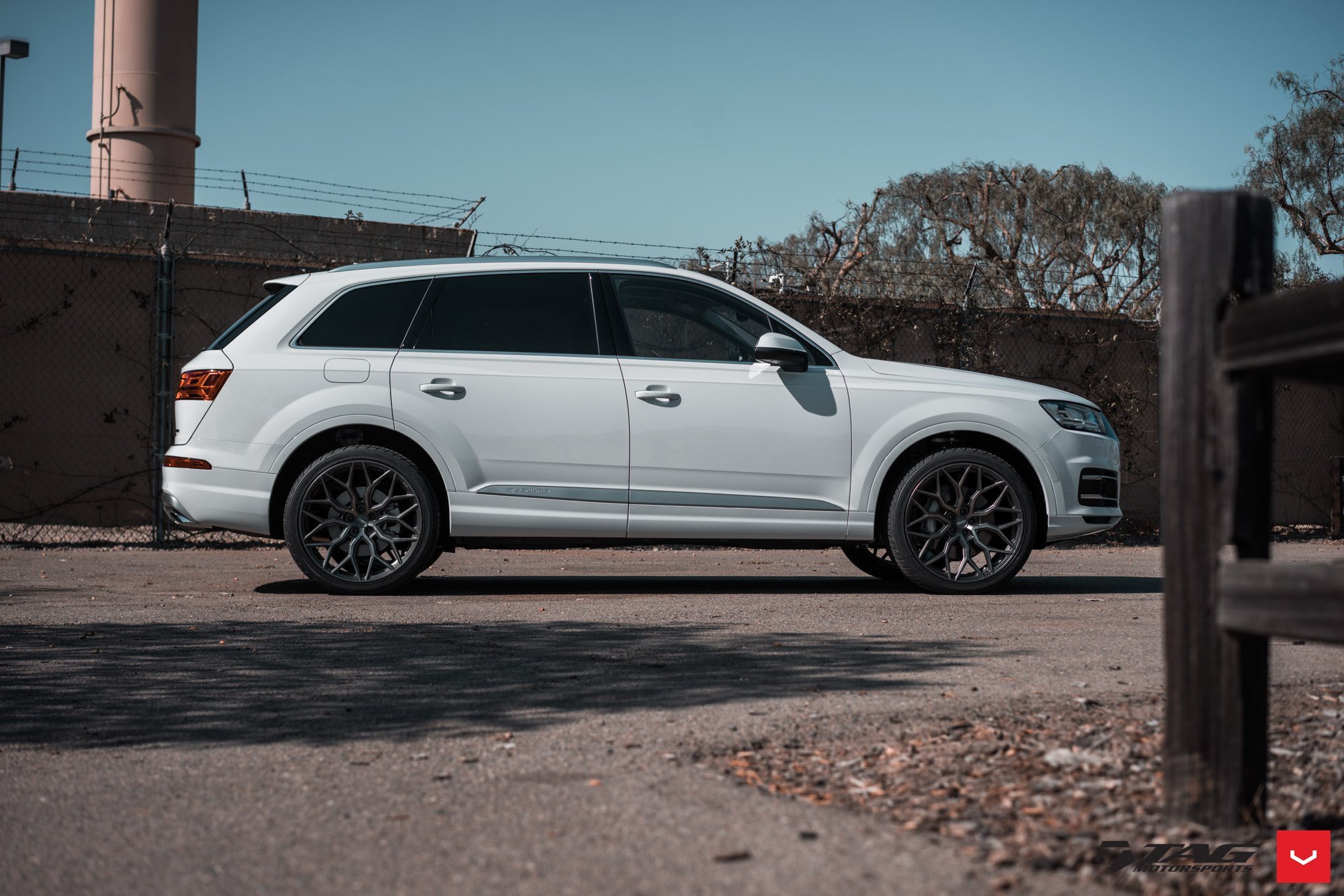 Every Bit the Serious Driver's Car: White Audi Q7 on Vossen Rims ...