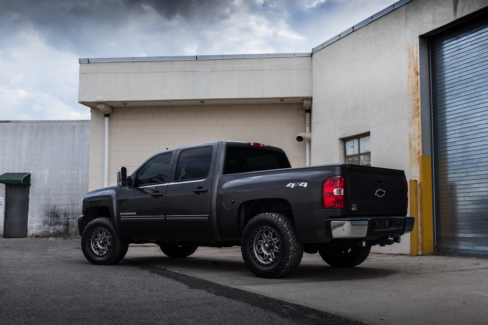 Fuel Off-road Rims with Machined Face and Beadlocks on Chevy Silverado ...