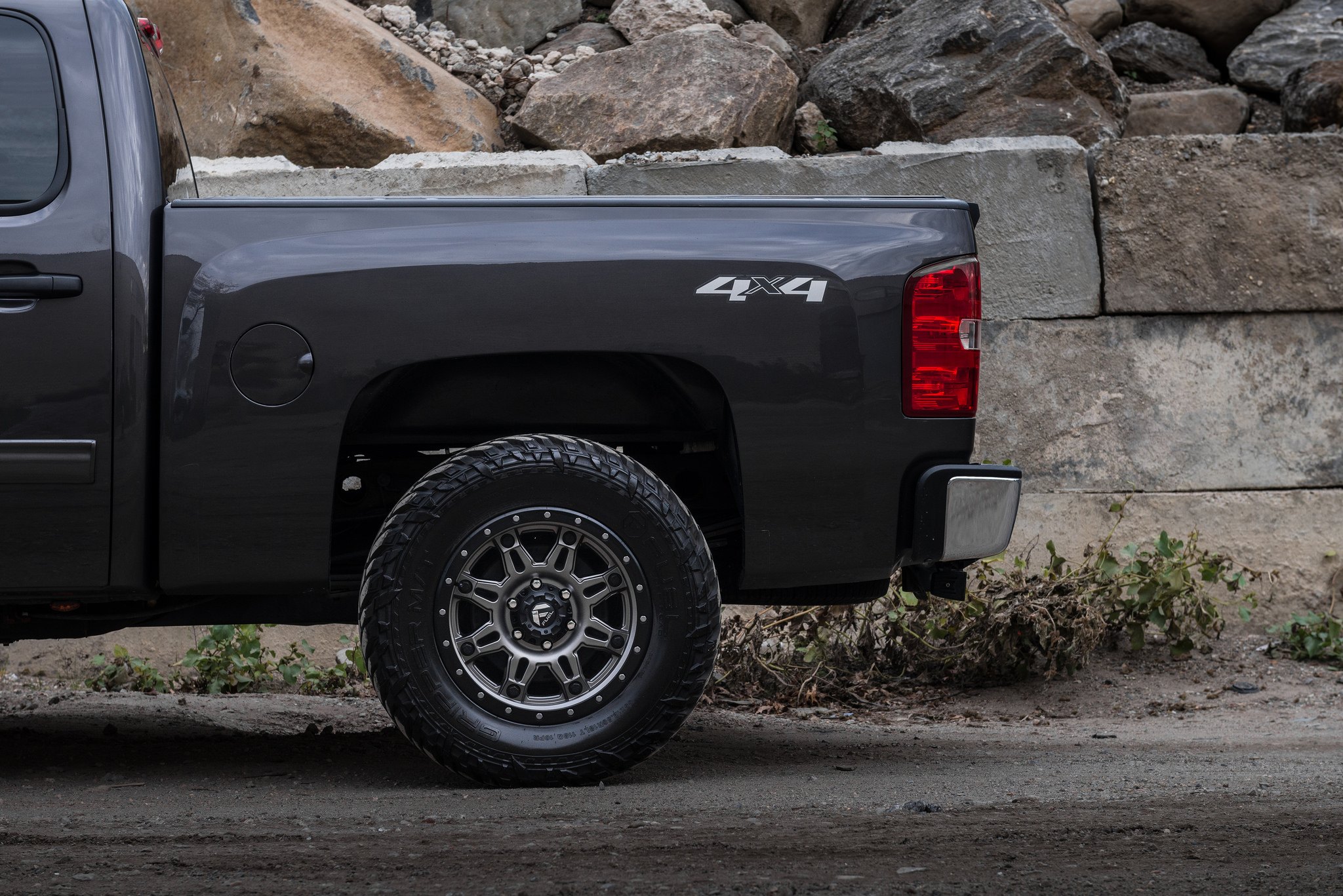 Fuel Off-road Rims with Machined Face and Beadlocks on Chevy Silverado ...