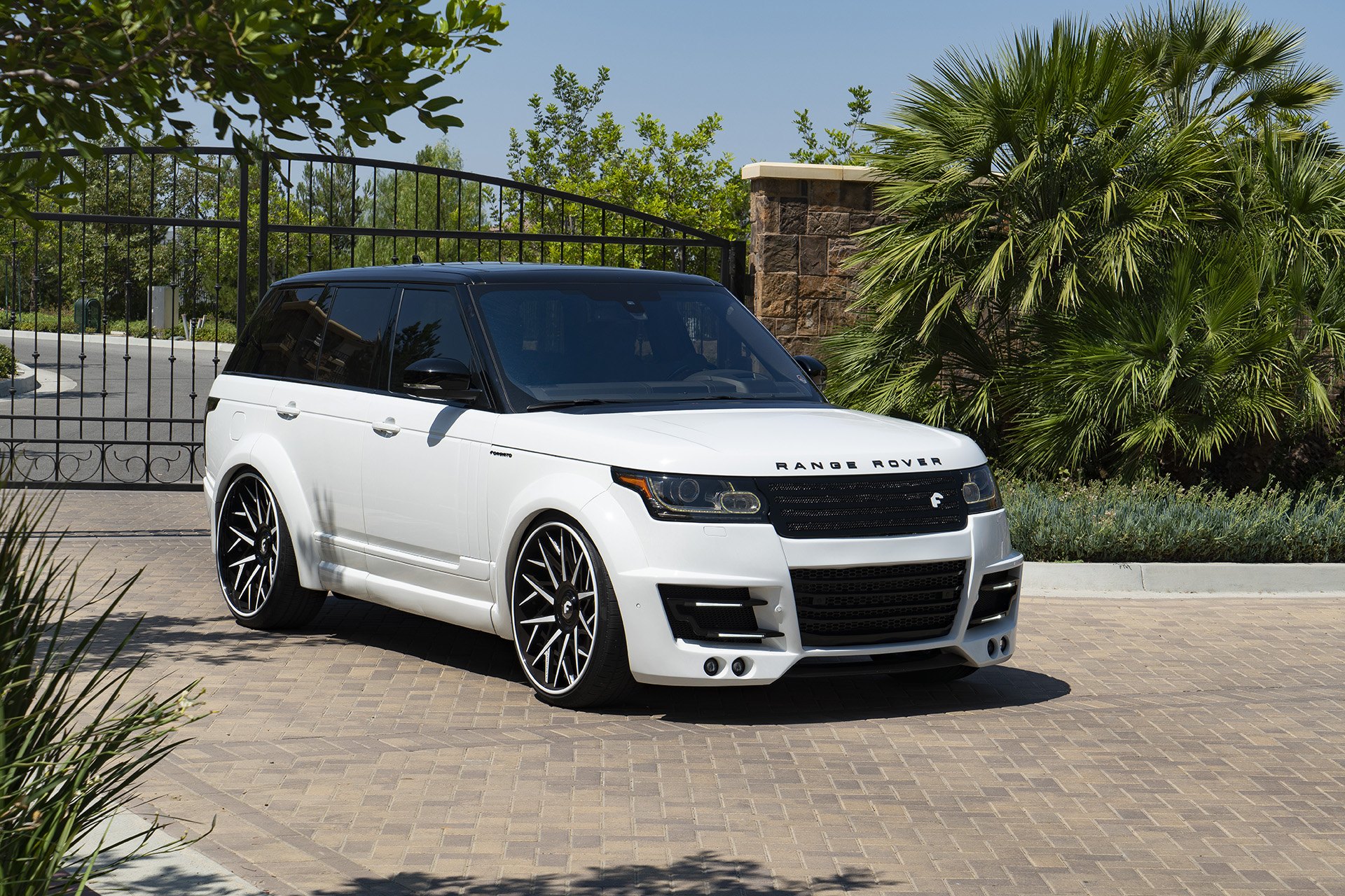 Unique and Likable: White Range Rover Benefits From Contrasting Black ...