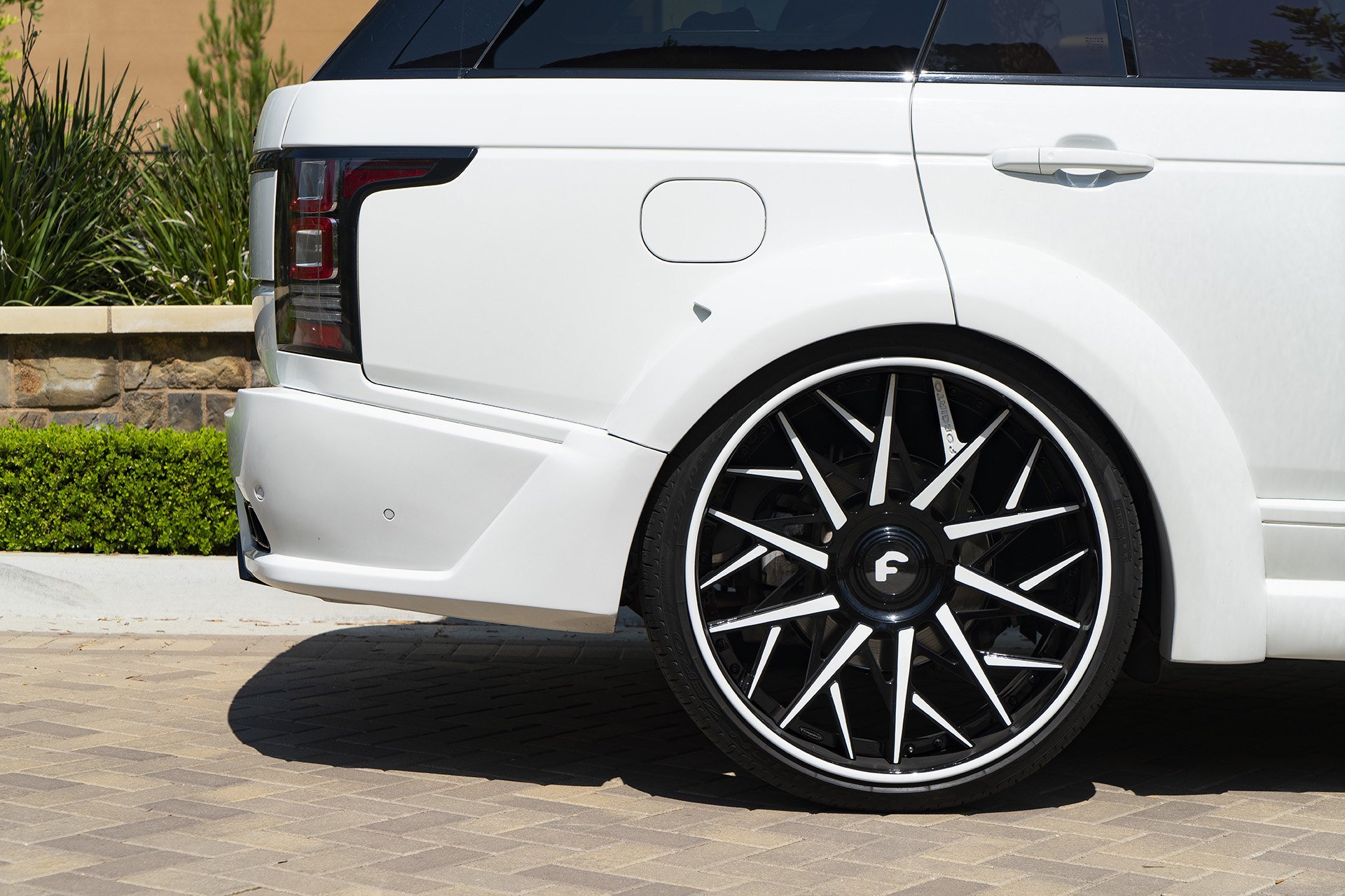 Unique and Likable: White Range Rover Benefits From Contrasting Black ...