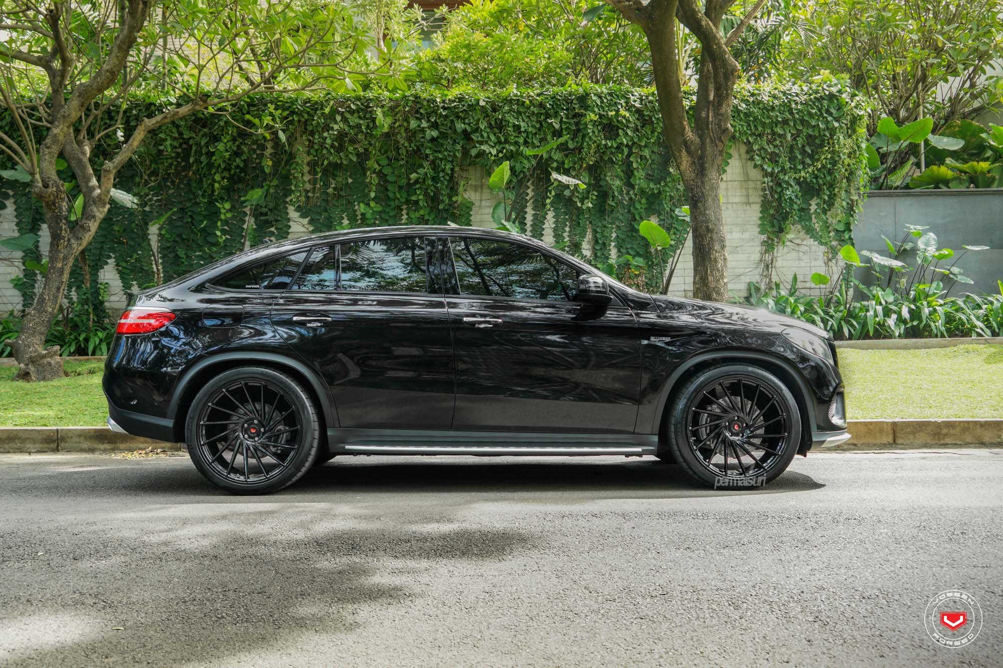 Stylish Multispoke Wheels Enhancing Black Mercedes GLE | CARiD.com Gallery